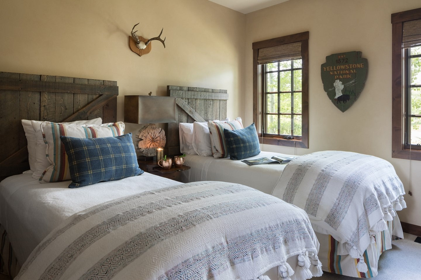 16 Dream-Worthy Cabin Bedroom Ideas to Pin Right Now – CreativeBooster