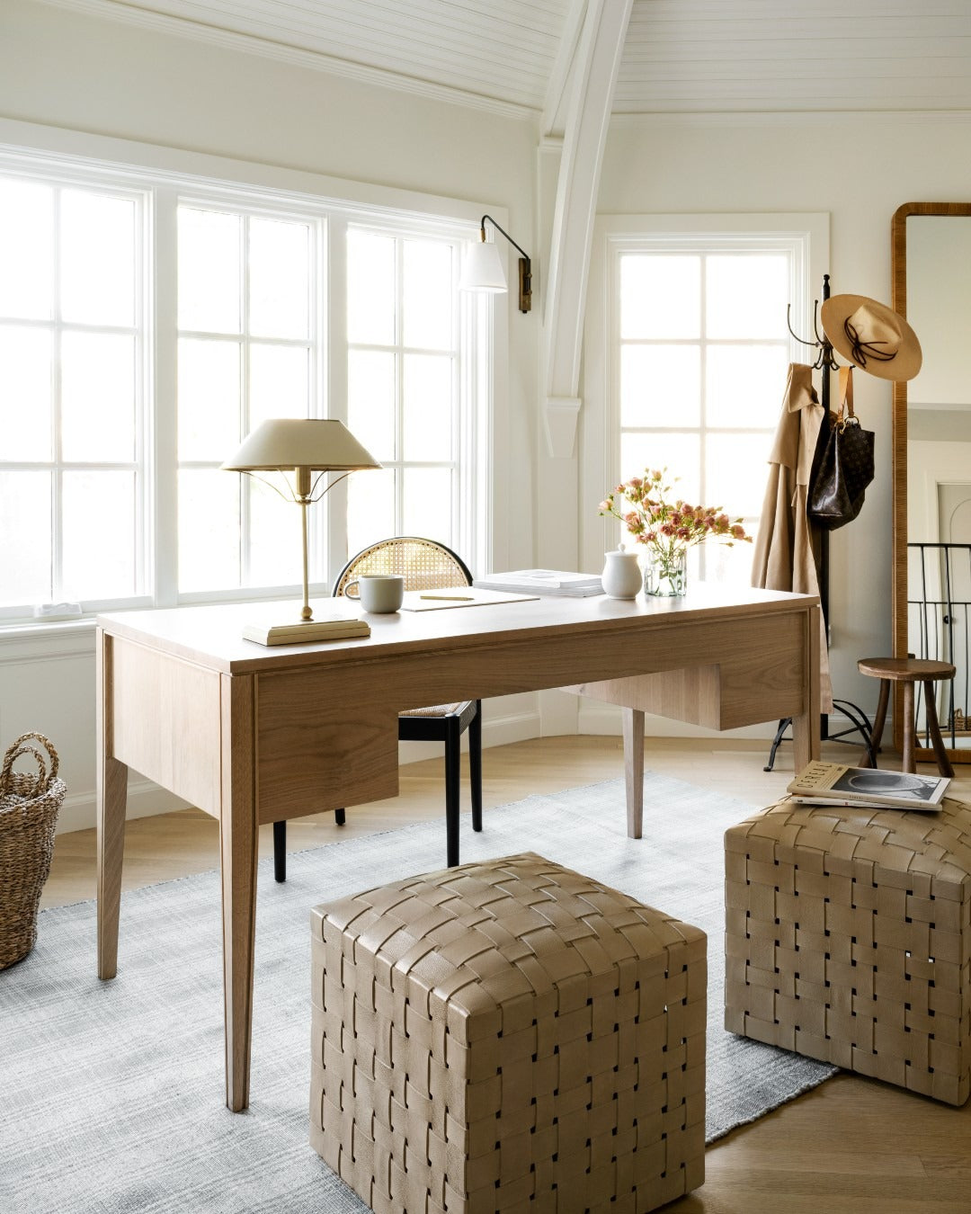 16 Minimal Office Ideas for Stylish Workspaces – CreativeBooster