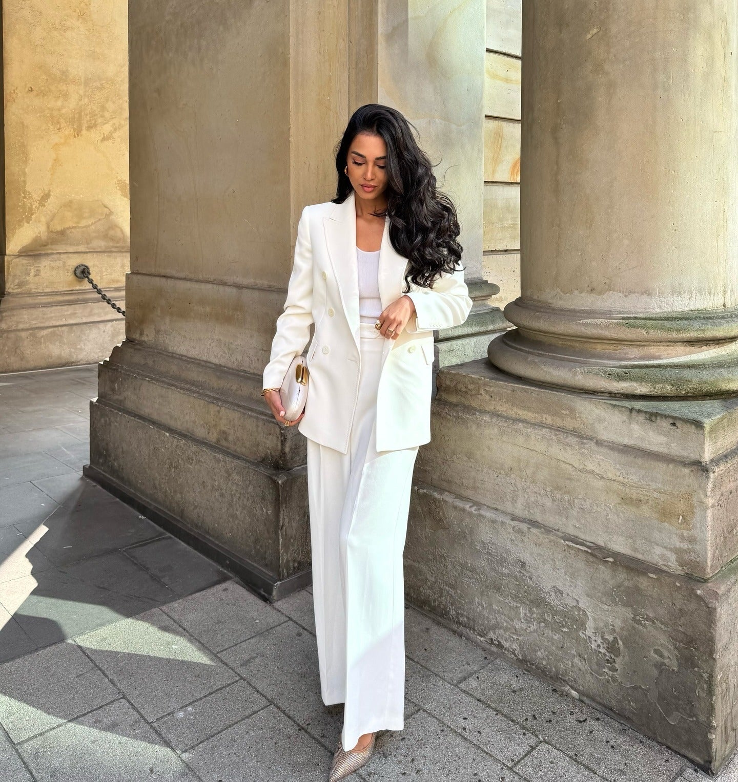 16 Clean & Chic White Outfits for Women – CreativeBooster