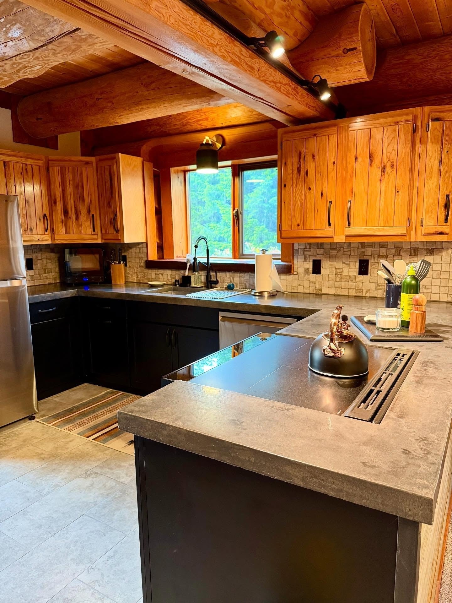 15 Cabin Kitchen Ideas Designers Use – CreativeBooster