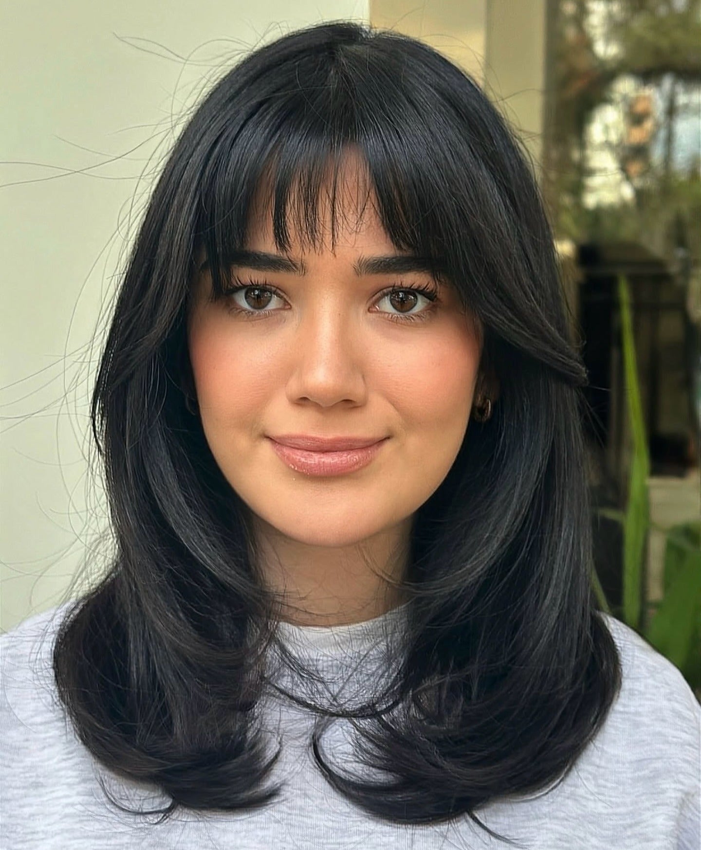 14 Medium Haircuts With Bangs That Make Styling Simple – CreativeBooster